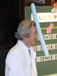 Perdana Menteri Jepang Junichiro Koizumi ngguyu nalika balon nempel ing dheweke kanthi muatan listrik statis.