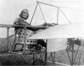 Harriet Quimby oli Ameerika esimene litsentseeritud naispiloot. 1912. aastal lendas ta Bleriot XI-ga Inglismaalt üle La Manche'i väina Prantsusmaale. Ta tapeti kuid hiljem Blerioti monoplaanis Bostoni lähedal toimunud näituse ajal.