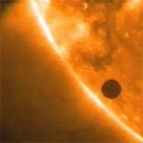 Når en planet kommer mellom vertsstjernen og jorden, slik Venus gjør på dette bildet, dempes stjernens lysstyrke. Denne dimmingen er ganske praktisk når det kommer til planetjakt.