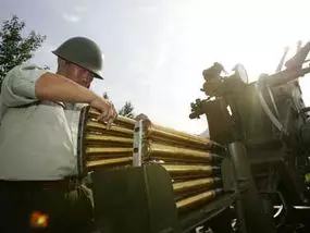 Član osoblja iz pekinške baze za vježbu za promjenu vremena Xiangshan oprema projektilima top s dvije cijevi koji se koristi za smanjenje kiše i raspršivanje oblaka.