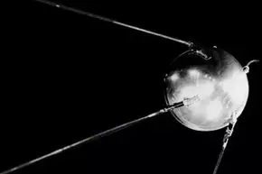 Sputnik 1 သည် ပထမဆုံး ဂြိုလ်တုဖြစ်ပြီး ကြာပွတ်အင်တာနာ လေးခုဖြင့် ပြသထားသည်။