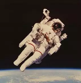 Астронавт Брюс МакКэндлесс II свободно парил в космосе во время тестирования пилотируемого модуля маневрирования (MMU) во время первого полета шаттла.