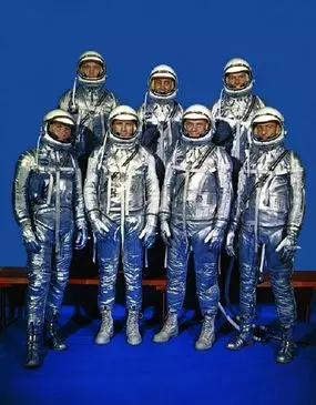 Mga orihinal na Mercury astronaut sa kanilang mga space suit