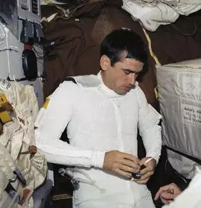 Naghahanda ang Astronaut sa LCVG para sa isang spacewalk