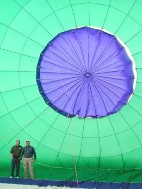 気球の内側からのパラシュートバルブ。ケブラーコードは、バルーンの上部にあるバルブからバスケットまで、封筒の中央を通って伸びています。