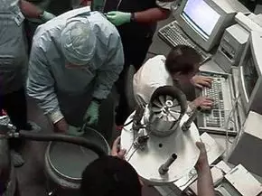 Ing kamar operasi ing Alcor Life Extension Foundation, pasien cryonics digawe adhem ing tong es garing minangka bagéan saka