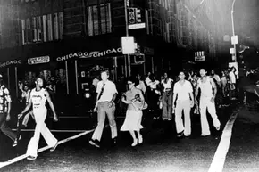 Centenas de nova-iorquinos voltam para casa durante um corte de energia depois que uma usina elétrica foi atingida por um raio em 13 de julho de 1977.