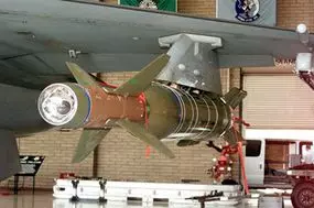 Ta pametna bomba, Enhanced Guided Bomb Unit-27, ima sistem optičnih senzorjev, vgrajeni računalnik, nastavljiva letala in baterijo, ki napaja vse.