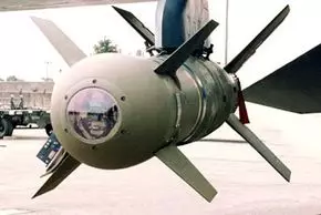 Ang GBU-15, isang TV/IR smart bomb