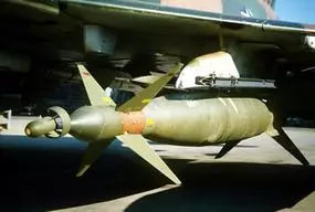 הפצצה החכמה GBU-10 מונחית לייזר