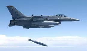 מטוס F-16 מטיל פצצה של 2,000 פאונד מצויד ב-JDAM.