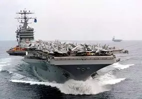يو إس إس جورج واشنطن ، إحدى حاملات الطائرات العملاقة التي تعمل بالطاقة النووية التابعة للبحرية الأمريكية