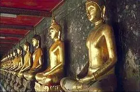 Le immagini del Buddha sono comuni nei templi buddisti. La maggior parte delle sette crede che l'arte possa portare a momenti di illuminazione.