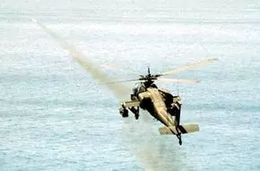 Um Apache dispara dois mísseis Hellfire em um exercício de treinamento.