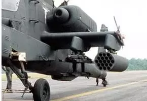 An tosaitheoir roicéad Hydra (ar dheis) agus ráillí diúracán Hellfire (ar chlé) ar héileacaptar Apache AH-64A