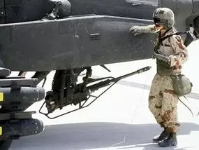 Tunul automat M-230A1 de 30 mm pe un AH-64A Apache