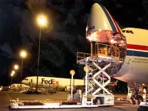 Lastar last genom nosen på en 747-400