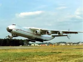 Antonov AN-225 er stærsta fraktflugvél heims.
