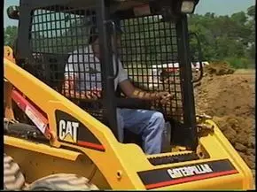 Tonton video aksi Caterpillar Skid Steer Loader. (6 MB)