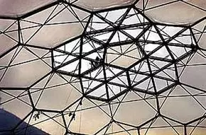 Lavoratori che installano pannelli in alluminio ETFE nel soffitto della cupola