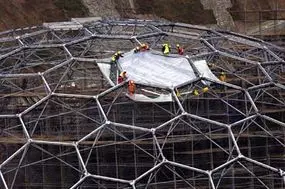 እያንዳንዱ የ ETFE ትራስ በብረት ማዕቀፍ ውስጥ ተጠብቆ ይቆያል።