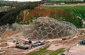 Les ouvriers assemblent la charpente métallique des serres. L'équipe d'Eden Project a battu le record du monde du plus grand échafaudage autoportant.