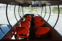Chế độ xem phía trước bên trong gondola, hiển thị ghế lái / điều khiển (phía trước) và ghế hành khách