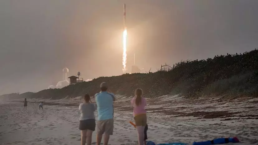 Zuschauer beobachten den Start der SpaceX Falcon 9-Rakete mit 60 Starlink-Satelliten