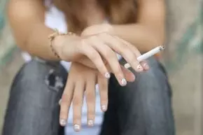 Những người hút thuốc có thể cảm thấy thư giãn ban đầu khi sử dụng thuốc lá, nhưng bên trong, nó có tác dụng kích thích.