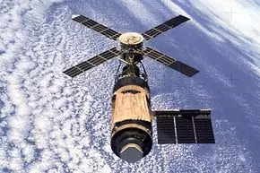 Skylab 1 orbītā pēc remonta — ņemiet vērā zelta saulessargu.
