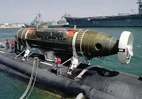 DSRV diamankeun kana dek kapal selam a
