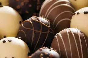 کافئین موثر بر دوپامین موجود در شکلات بخشی از این است که چرا هنگام خوردن آن احساس خوشحالی می کنید.