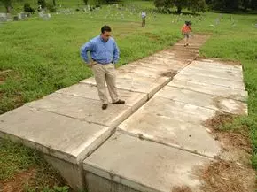 Порожні бетонні поховання чекають мешканців на кладовищі Хобокен у Північному Бергені, штат Нью-Джерсі.