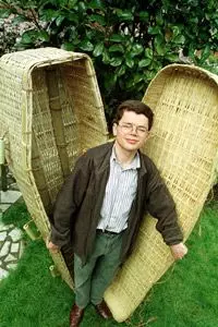 Дизайнер екологічно чистої бамбукової труни демонструє свої вироби в Центрі природної смерті в Північному Лондоні.