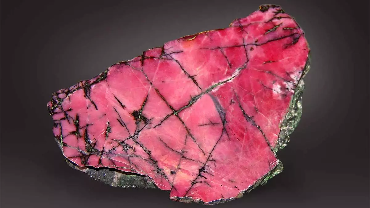 Rhodonite: Mineral Cinta, Mawar lan Elang
